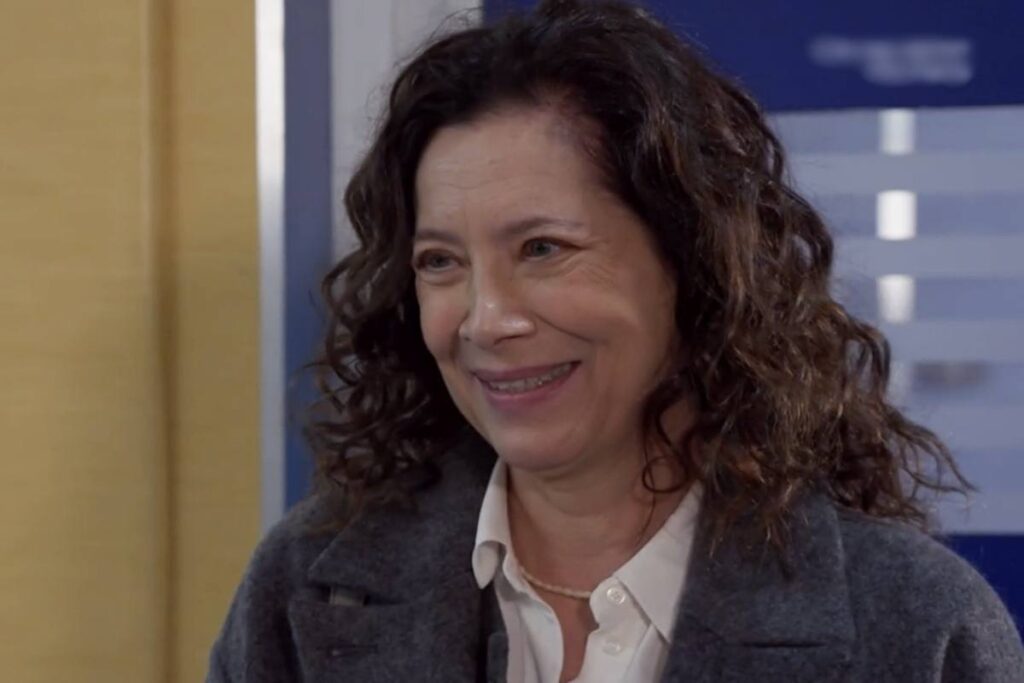 Un Posto al Sole, nuova luce sul personaggio di Agata: chi è la donna del mistero - Chiese ...